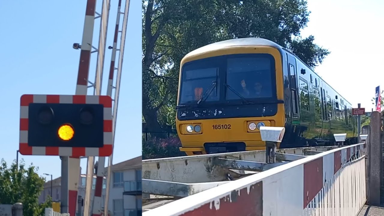 Paignton South Level Crossing, Devon - YouTube