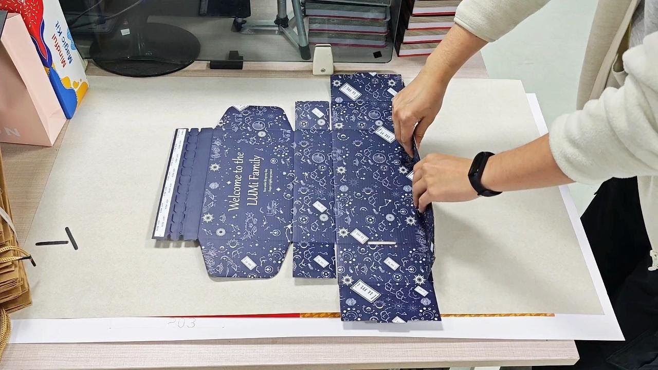 How to fold a ecommerce shipping box (tear strip packaging) - YouTube