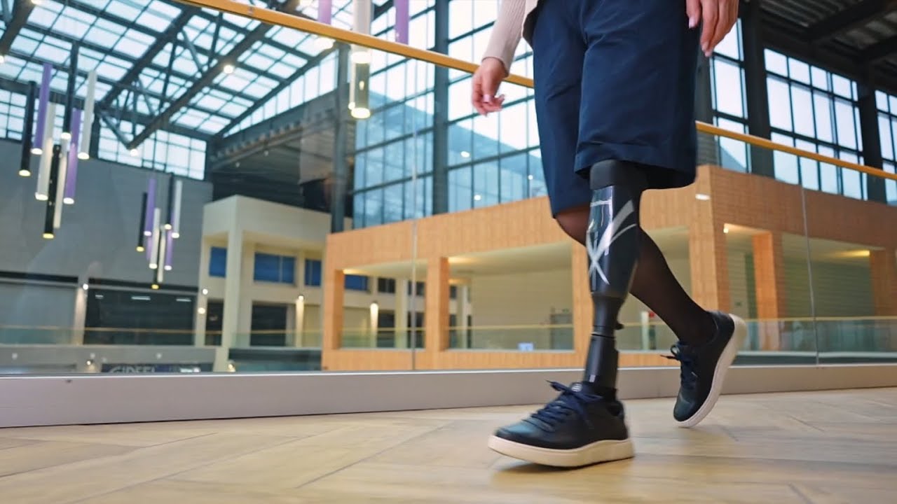 Протез бедра с симбионической системой LinX от Blatchford - YouTube