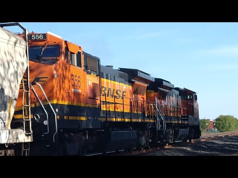 BNSF 526 BNSF 556 LEAD THE SAC LOCAL SOUTHBOUND BACK TO STOCKTON WITH A NICE CREW - YouTube