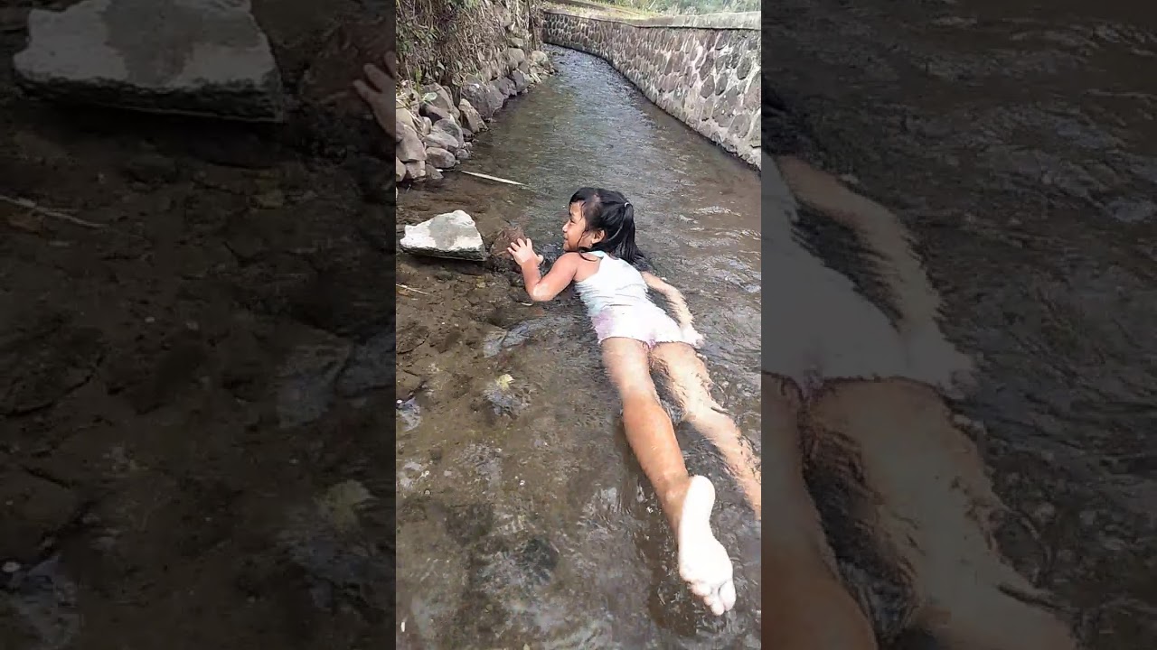 Kaka mandi di kali - YouTube