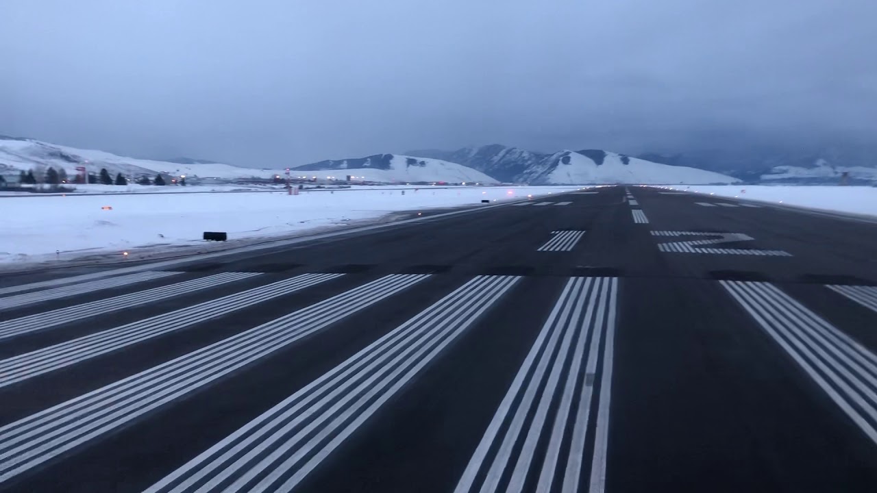 Missoula takeoff in the snow - delta E175 - YouTube