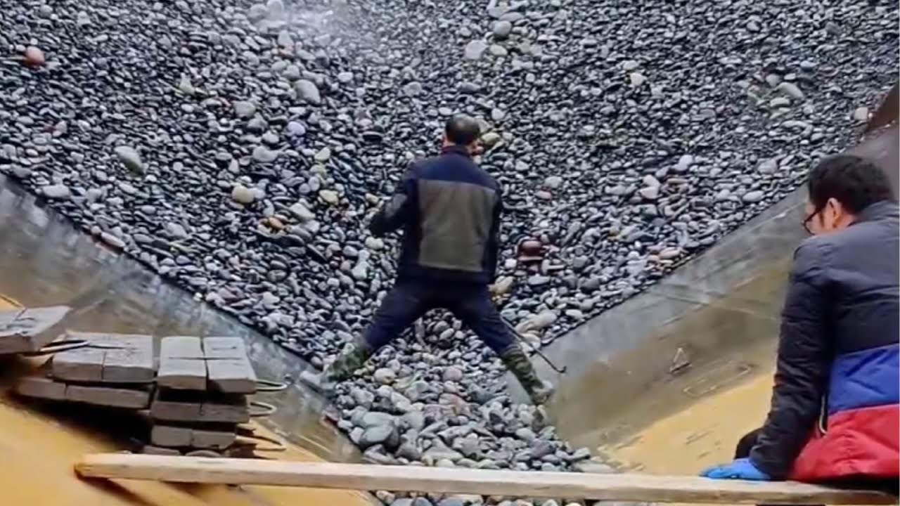 Unloading 3,500 tons of cobblestones opening the first planks. Part 3 ...