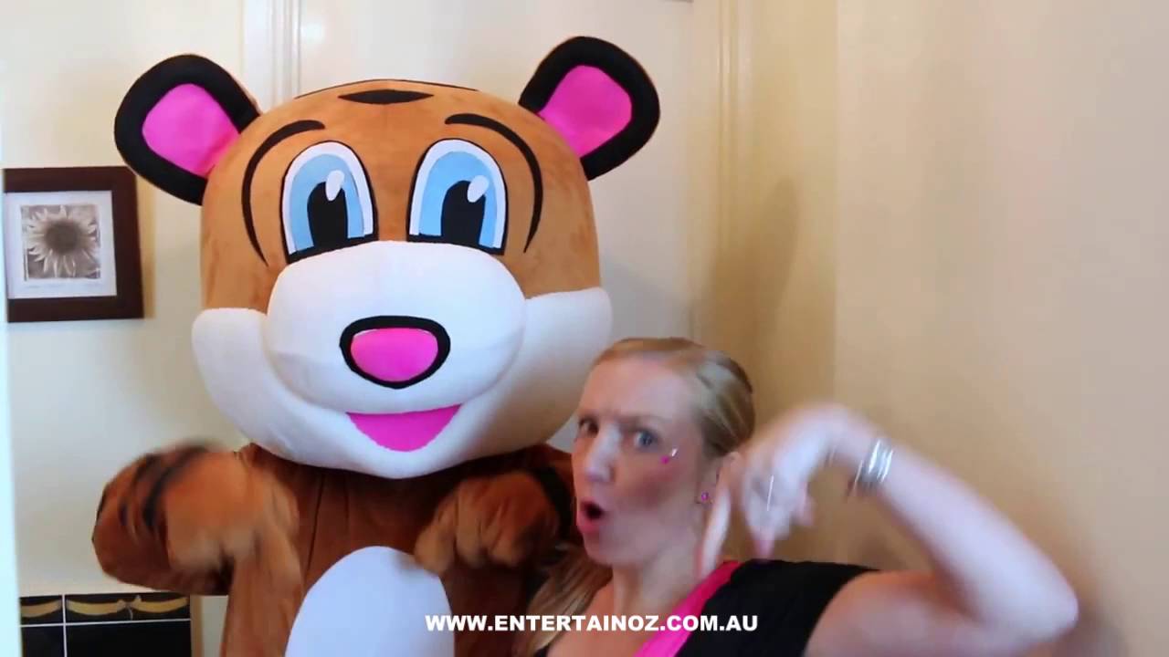 Pevan and Sarah - Bath Time - YouTube