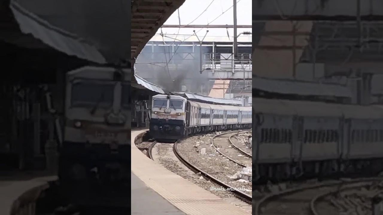 Heavy smoke-KYN WDP4D#40233 with#12071 CSMT-HNL JanshatabdiExpress ...
