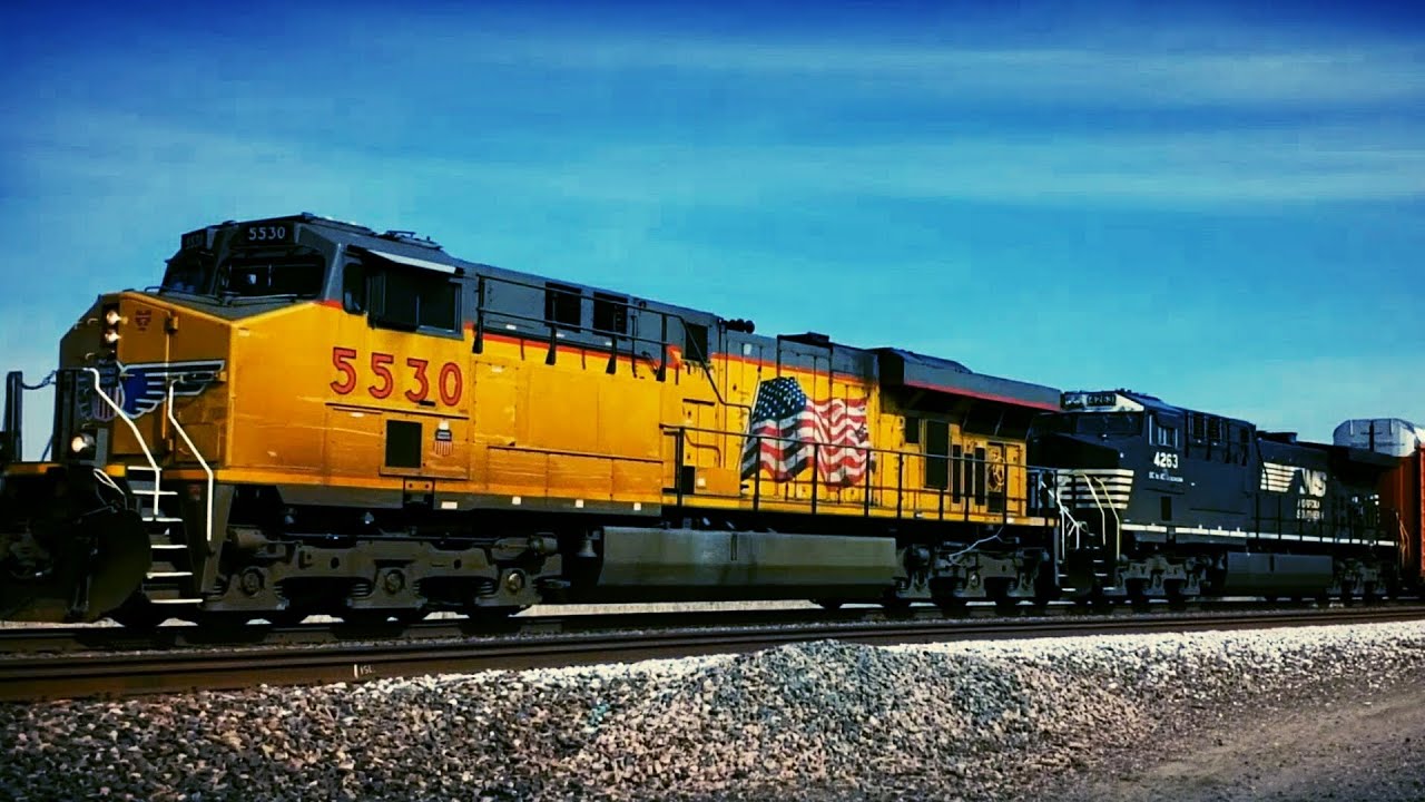 Union Pacific Freight Trains Pass Thru Lawrence Ks - YouTube