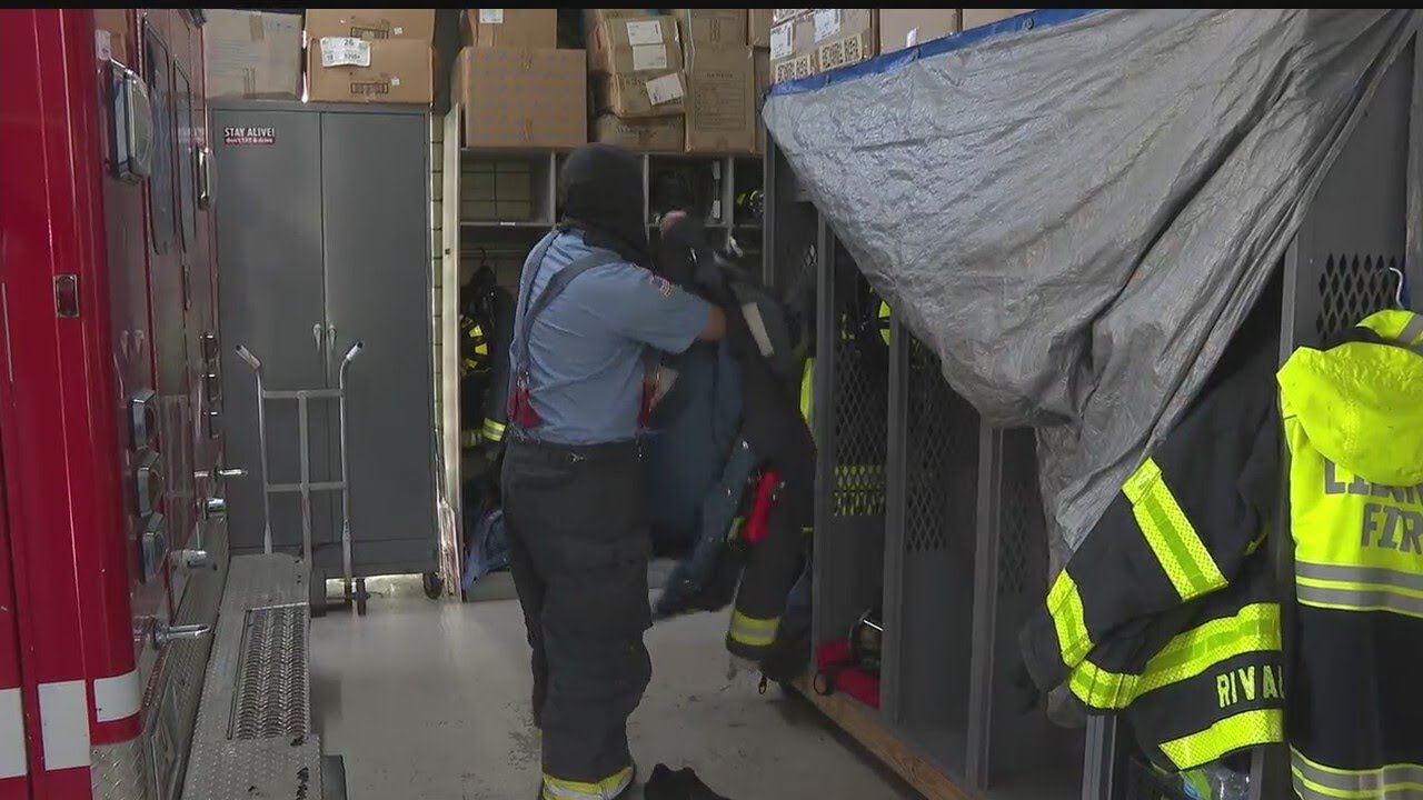 Off-duty firefighter jumps into action to save man at mall - YouTube