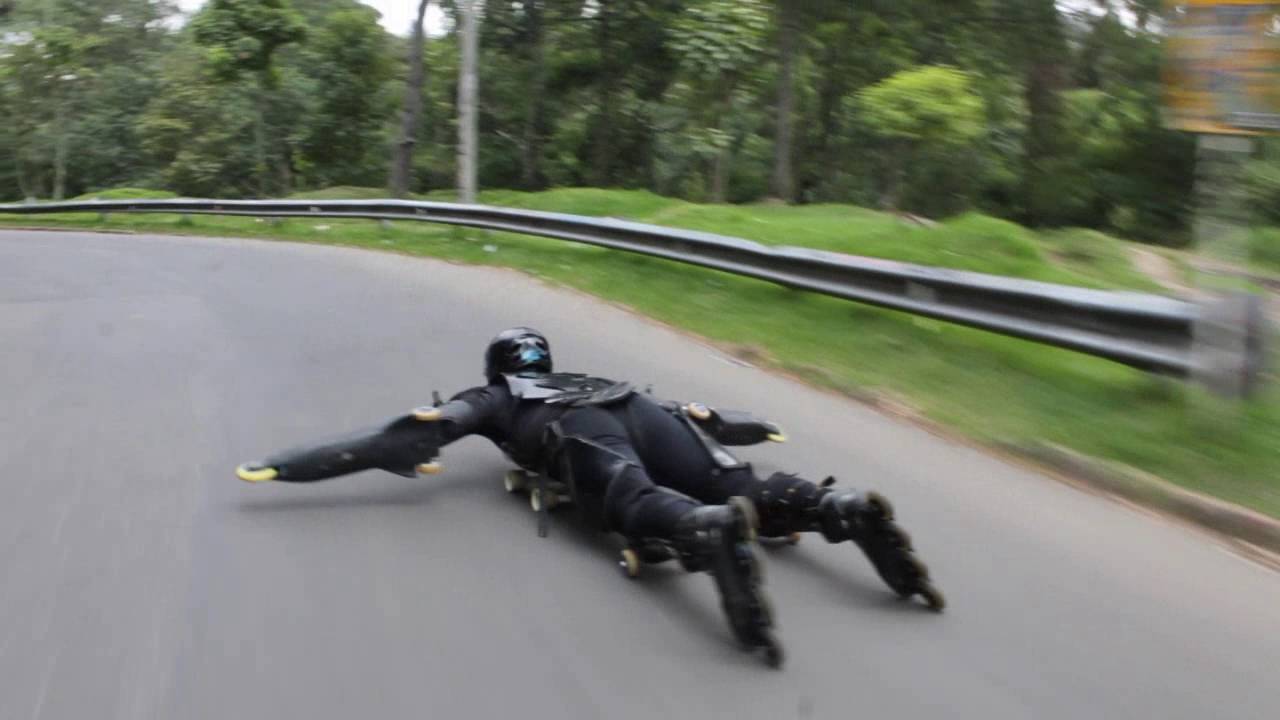 El hombre que tiene por deporte rodar por el piso - YouTube