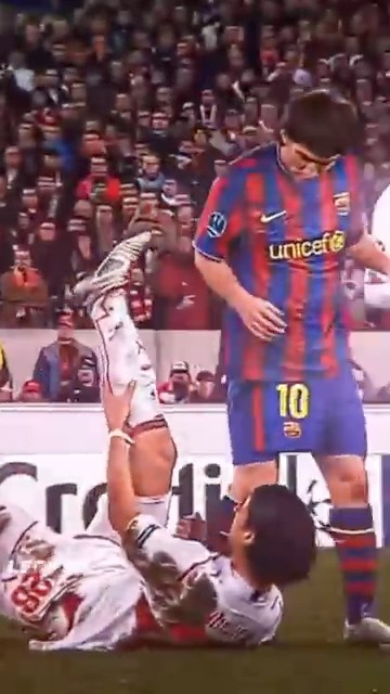 Messi’s balance #football #messi - YouTube