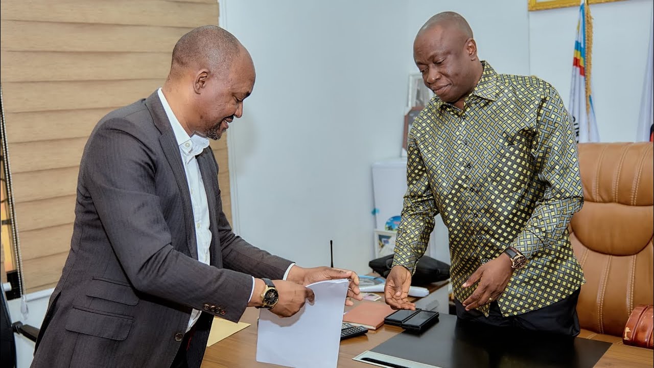 LE CITOYEN PRÉSENTE AU SG AUGUSTIN K. 118.000 SIGNATURES FAVORABLES AU ...