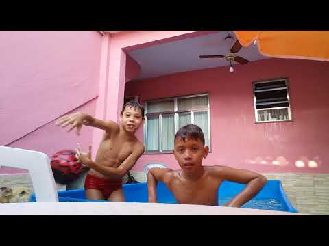 Jogando rendboll na piscina