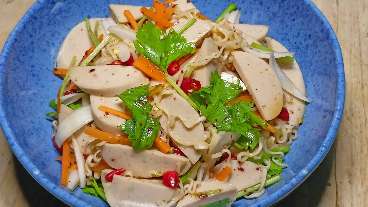 ยำมาม่าหมูยอ เน้นหมูยอ แซ่บนัว ครบรส ( Spicy noodles instant Pork ...