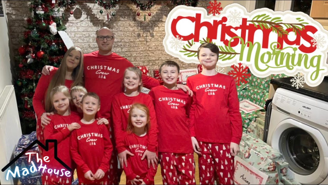 Christmas morning opening our presents - YouTube