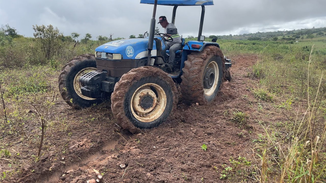O trator new holland foi cortar terra mas parou devido a terra ...