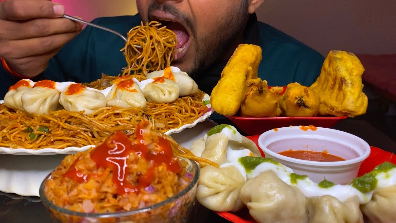 ASMR 🔥EATING Schezwan chaumine 🤤 , Mushroom , Paneer ,Vej MOMO 🥟 Pakoda ...