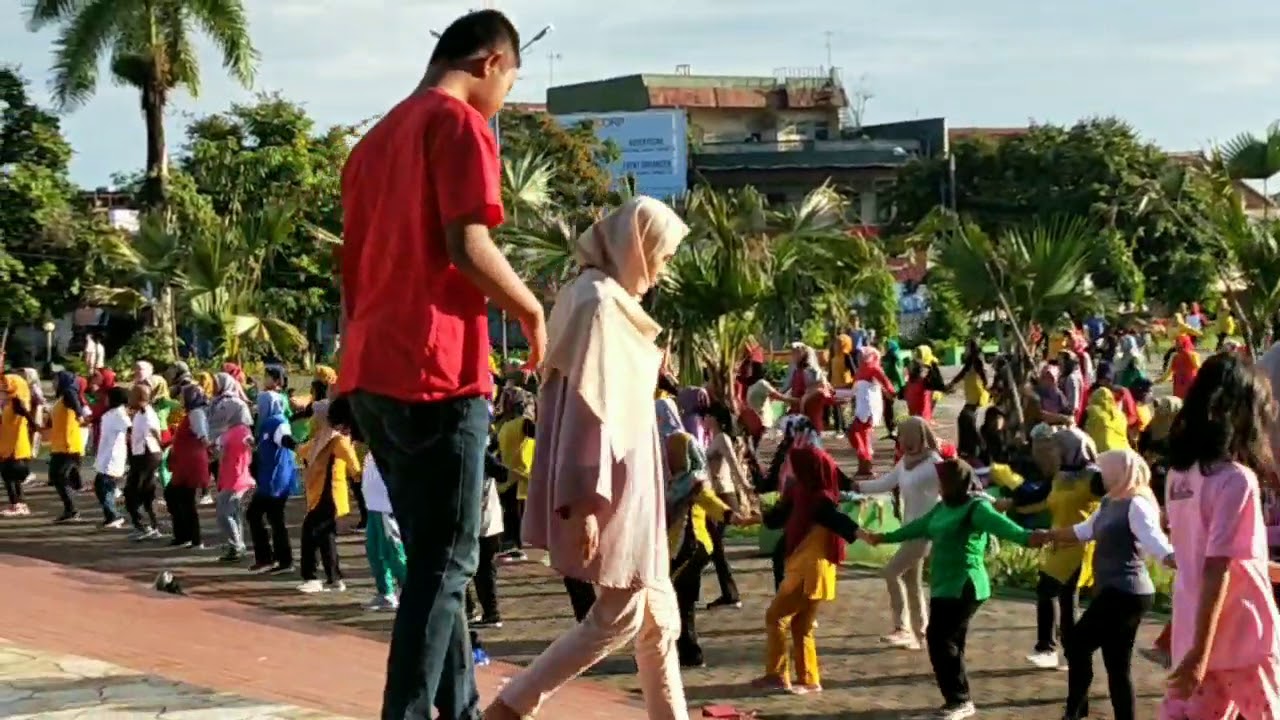 Senam pagi di taman Raflesia Alun-alun Ciamis bersama ibu Geulis. - YouTube