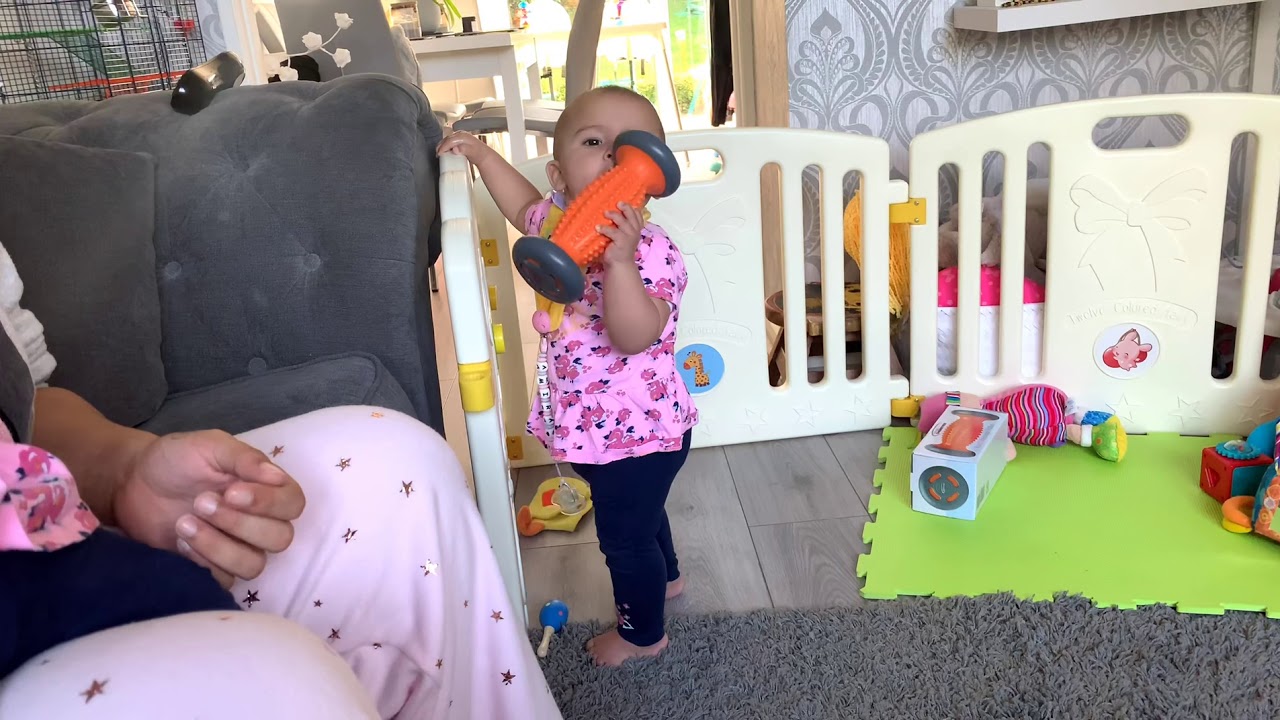 Weight lifting baby - YouTube