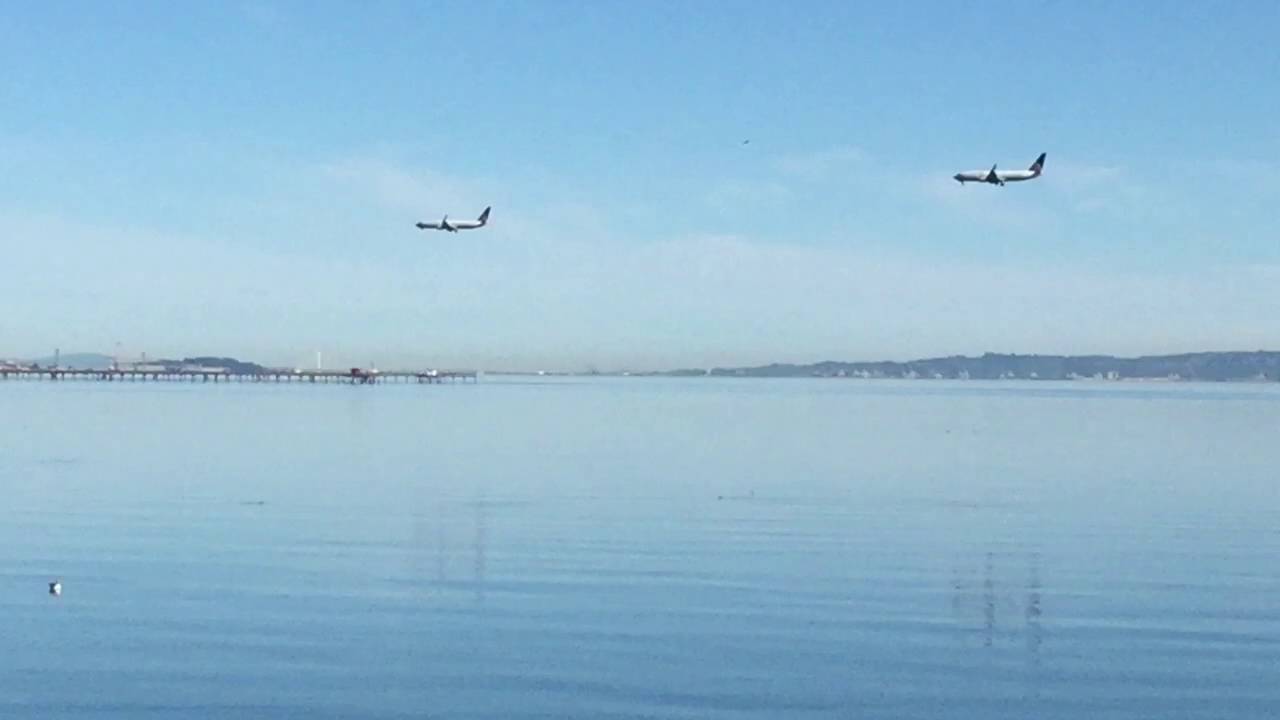2 planes landing at the same time at San Francisco airport - YouTube