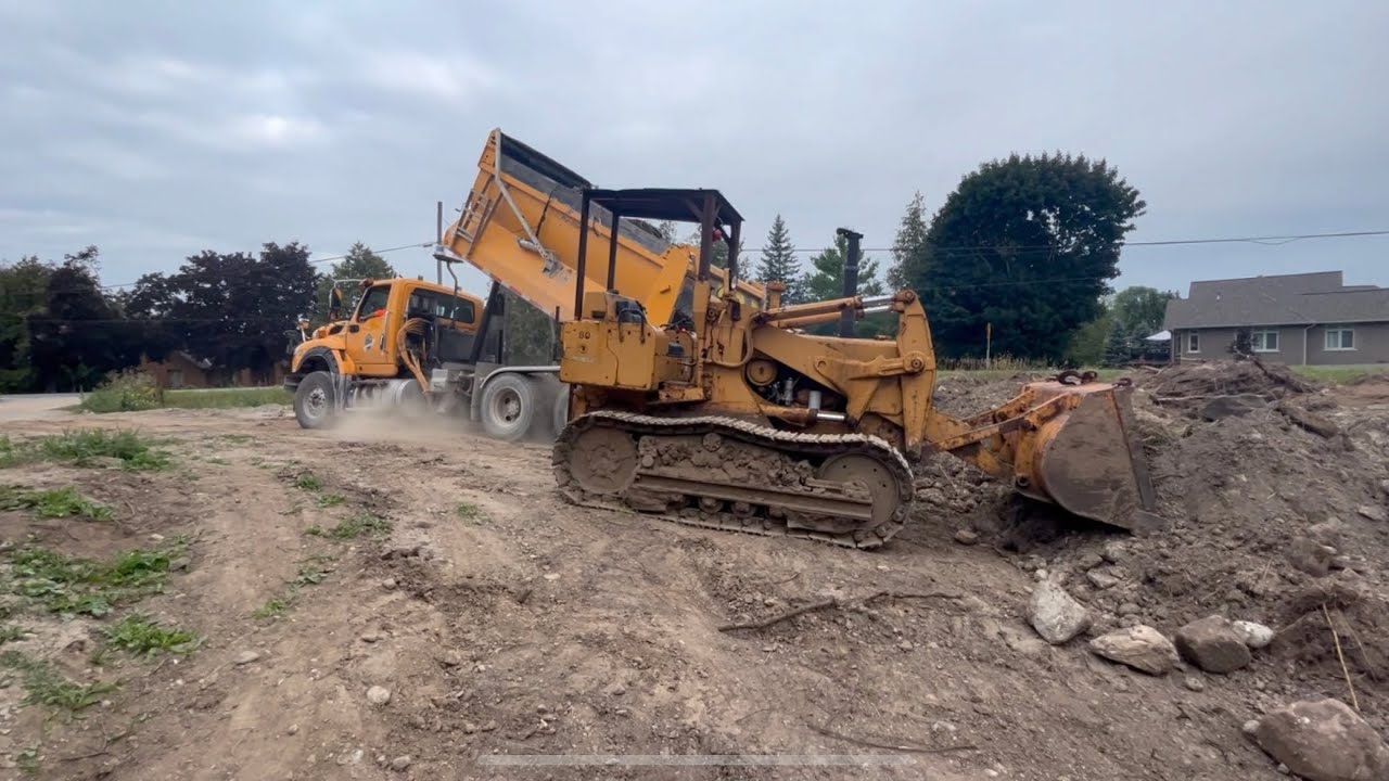 Levelling out a clean fill site with the International 100 crawler ...