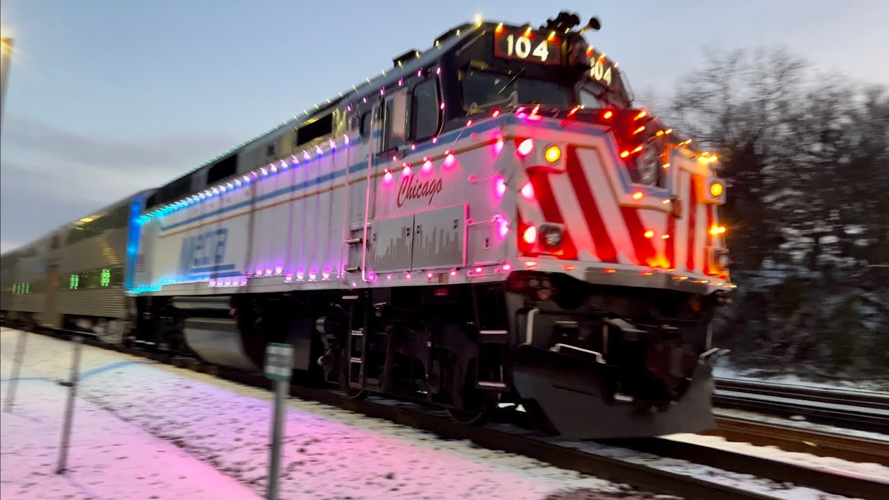 2023 Metra Holiday Train Rolling Into Fox Lake Station 11/28/2023 - YouTube