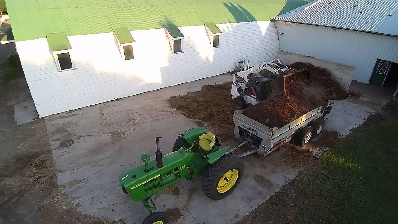 John Deere 4010 on New Idea Manure Spreader Loading - Blade Chroma ...