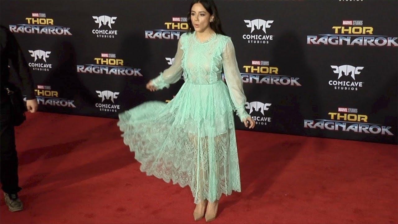 Chloe Bennet "Thor: Ragnarok" World Premiere Red Carpet - YouTube