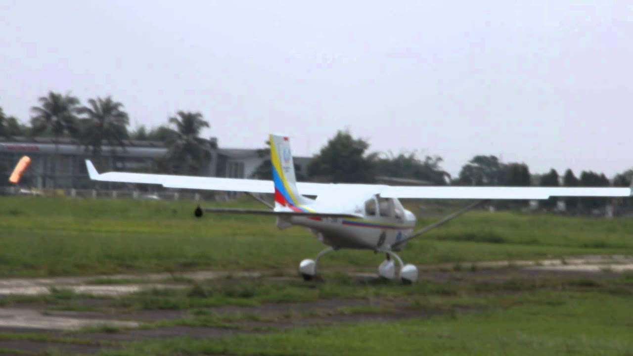 UJI COBA TERBANG PESAWAT JABIRU SMKN 29 JAKARTA 120412 (1) - YouTube