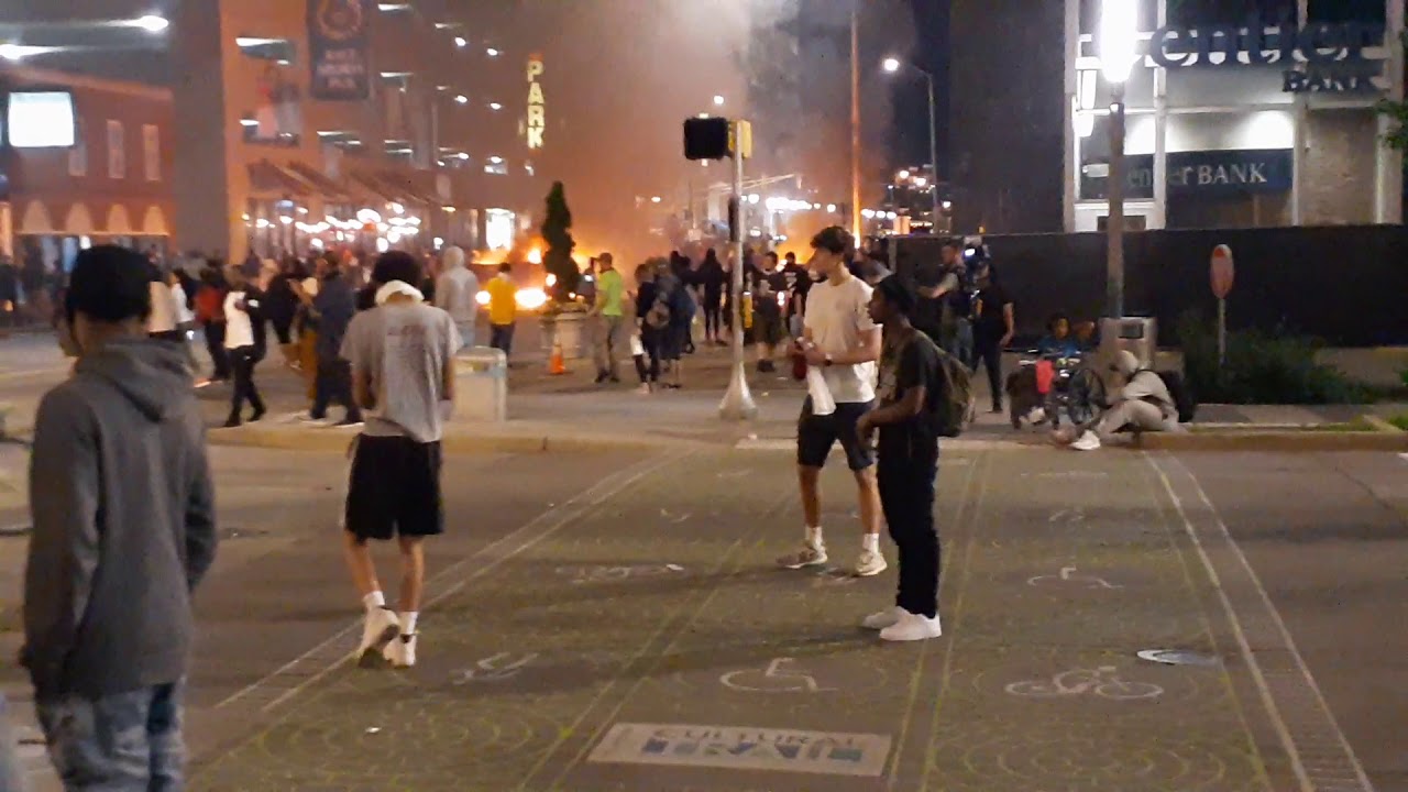 Roit in indianapolis/ looting T-mobile store - YouTube