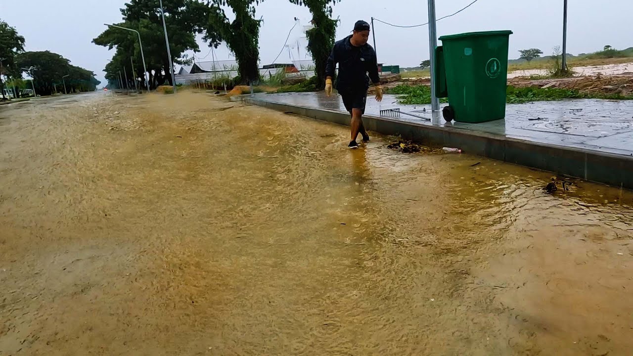 Working In The Rain Removing Everything To Unclogged Drain For Safety ...