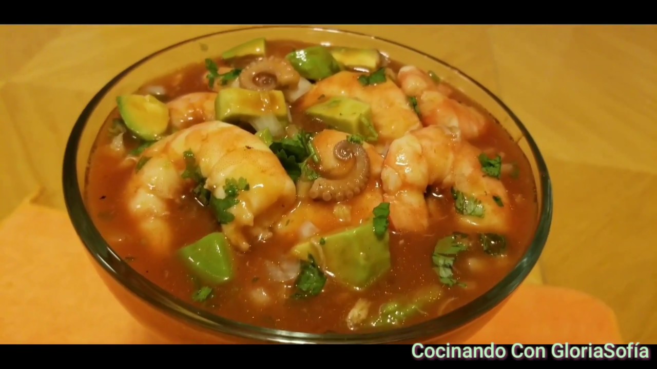 Cóctel de camarón estilo Veracruz, con pulpo y jaiba, y michelada ...