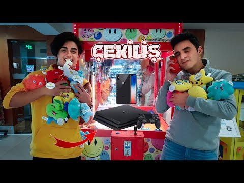 OYUNCAK MAKİNASINI BOŞALTIP ÇOCUKLARA HEDİYE ETMEK !! ( Iphone X Ve PS4 Hediyesi )