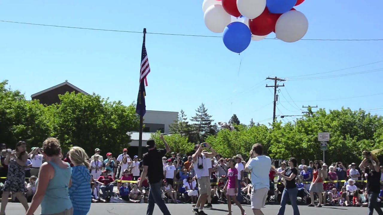 Flying Dog Bend Pet Parade - YouTube