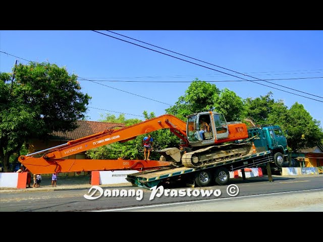 Excavator Komatsu Pc128 Loading Transporting Unloading