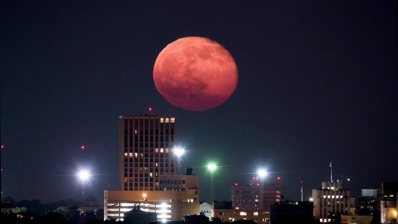 6/21/2016 Four Moonlight Towers and a Full Moonrise, Austin, TX - YouTube