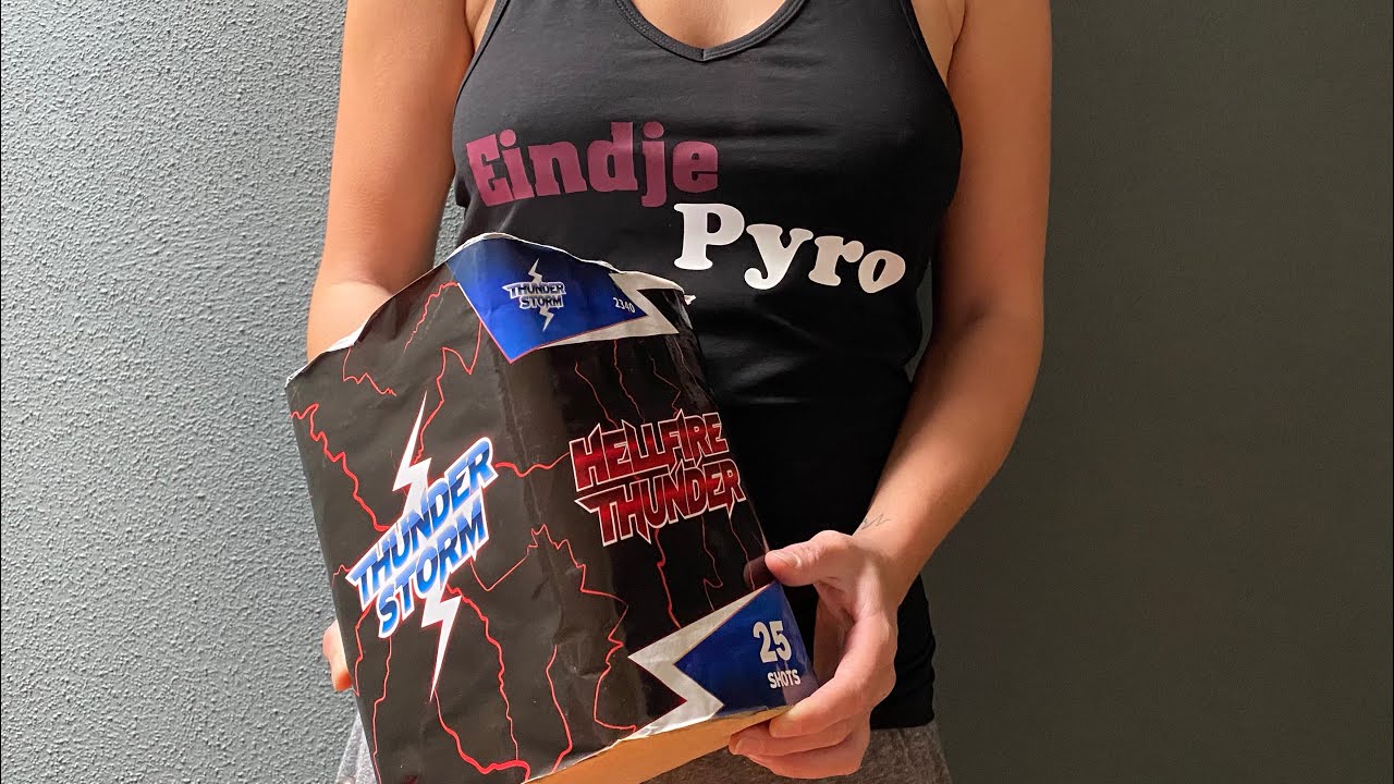 Hellfire Thunder : Evolution Fireworks : 25 Shots : Straatfilm - YouTube