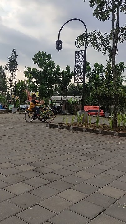 Naik becak di tugu gajah - YouTube