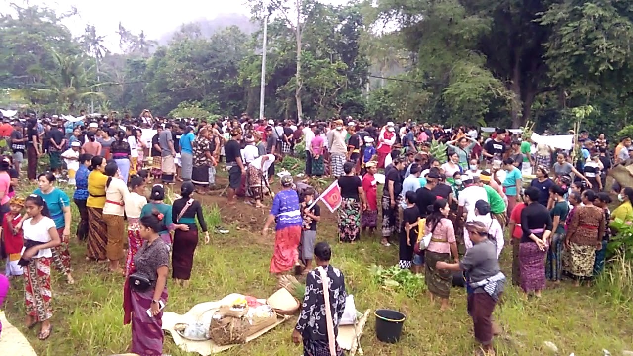 NGEBET DI KUBURAN DESA ADAT DAWAN, KLUNGKUNG BALI - YouTube