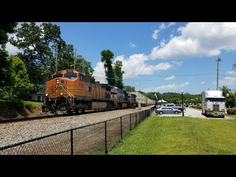 BNSF 4109 leads NS 265 - YouTube