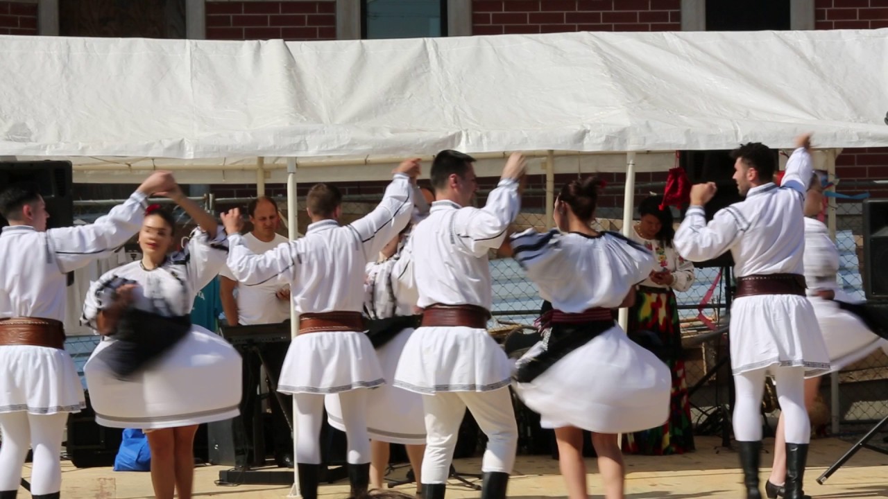 Ansamblul Miorita Chicago - YouTube