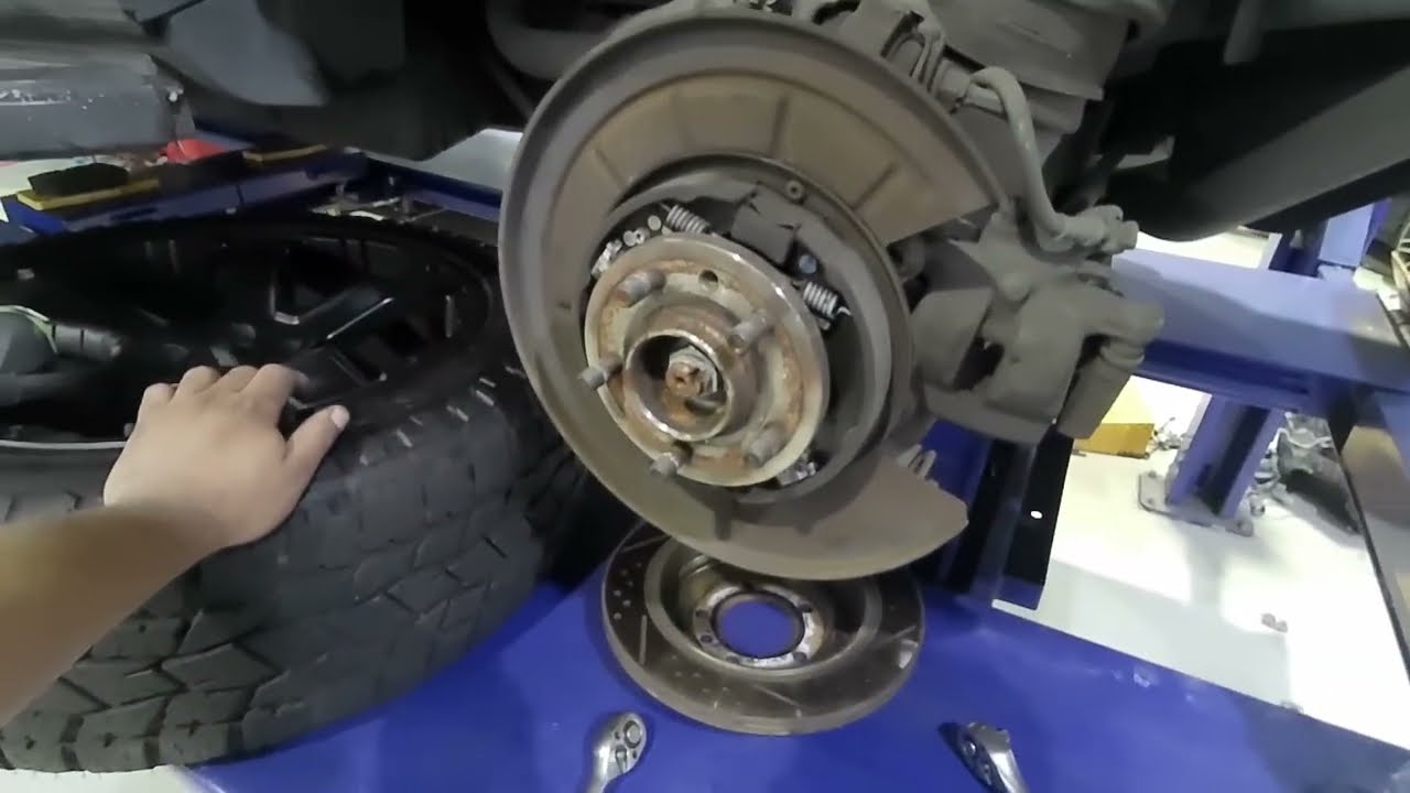 Land Rover Discovery 3 rear wheel hub replace part 01 - YouTube