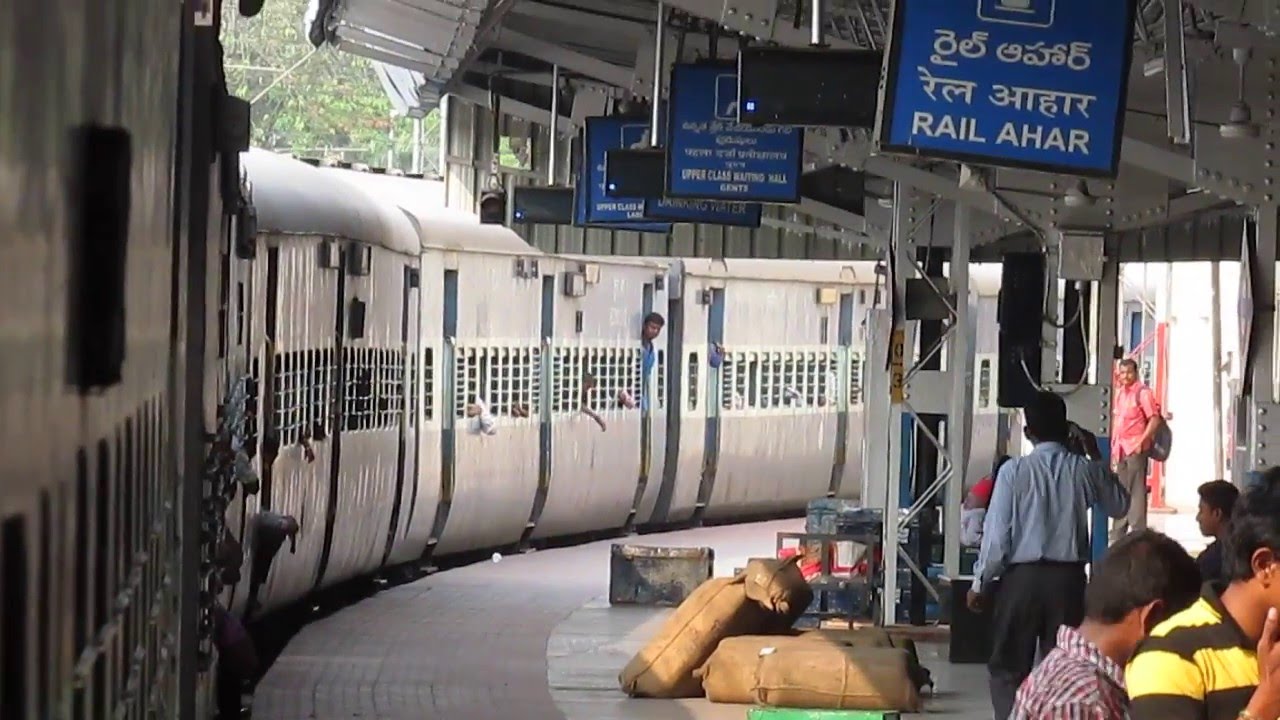 56501 Vijayawada-Hubballi Passenger departing from Guntur Junction, AP ...