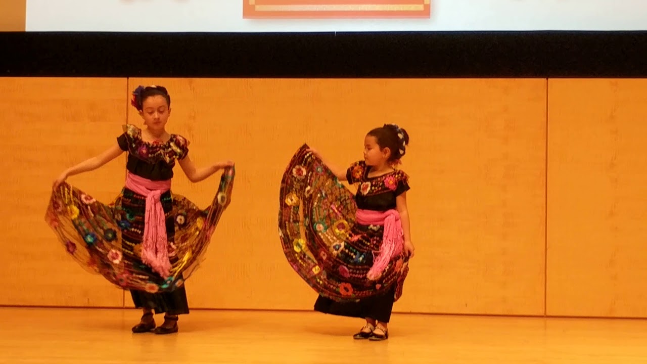 Los Gallitos - children performing Mexican Folk Dance - YouTube