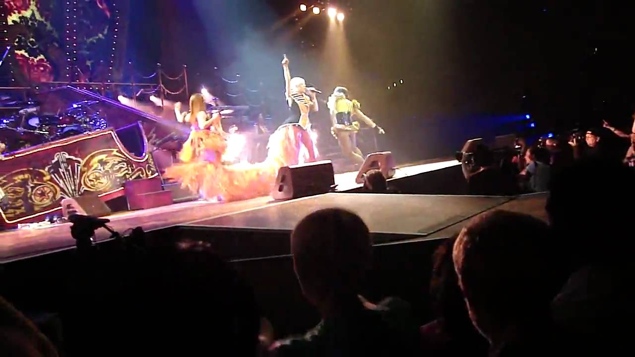 Pink "Bad Influence" live at the Staples Center 9/18/09 - YouTube