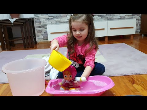Bebek banyo yapma oyunları / Ela, Maşa ve Niloya yı pembe küvette yıkıyor, eğlenceli çocuk videosu