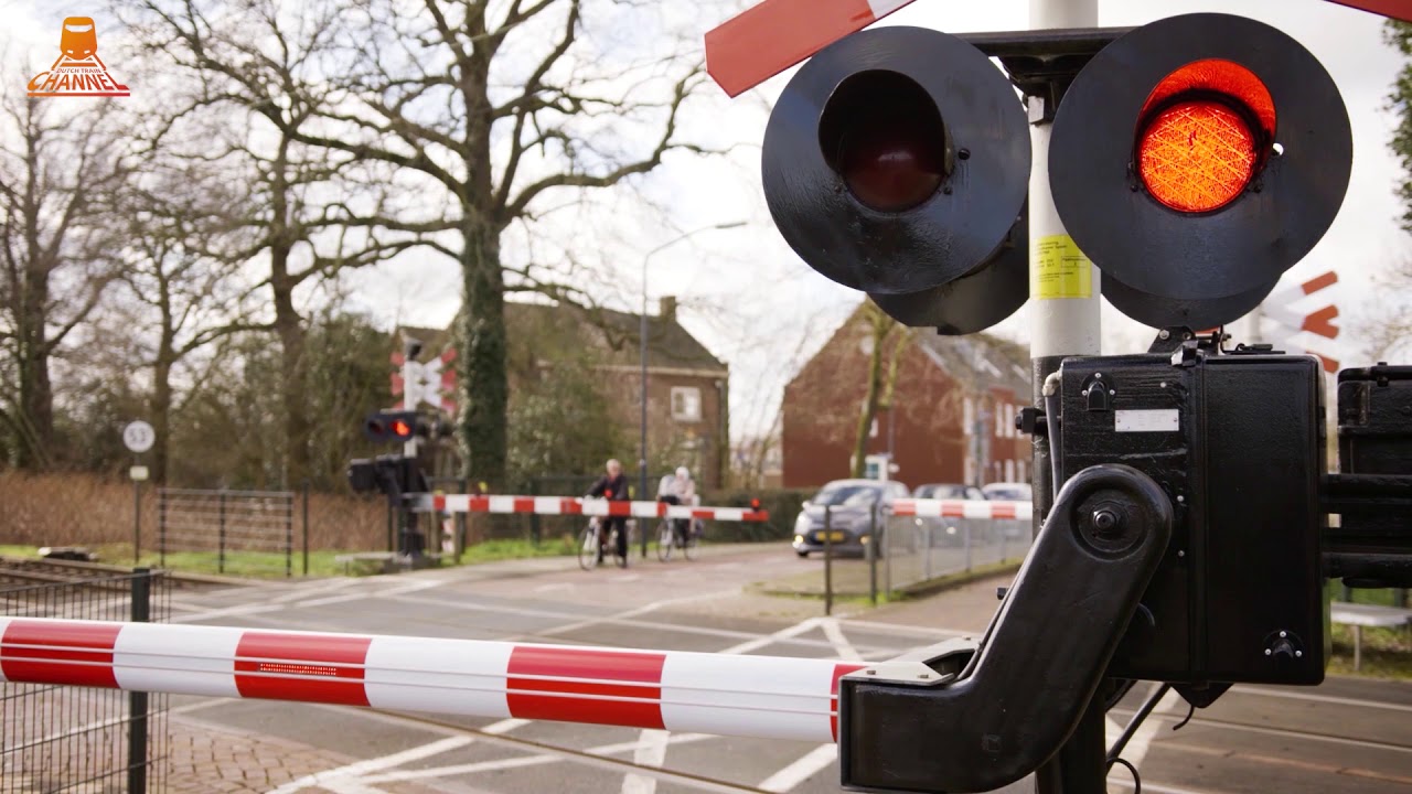 DUTCH RAILROAD CROSSING Vucht Esschestraat 4 - YouTube