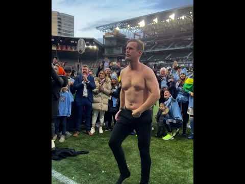 MLS şampiyonu oldu, taraftarının önünde soyundu! New York City FC’nin çılgın hocasından striptiz