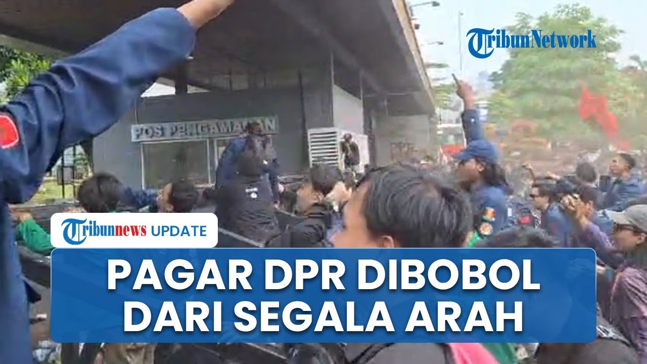 Detik-detik Pagar Besi Gedung DPR Ambruk Usai Ditarik Ratusan Pendemo ...
