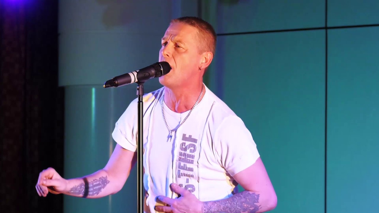 EVERYBODY'S CHANGING – KEANE performed by CARL FISHER at Open Mic UK ...