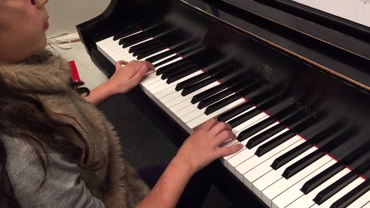 Minnie Mouse hits town - YouTube