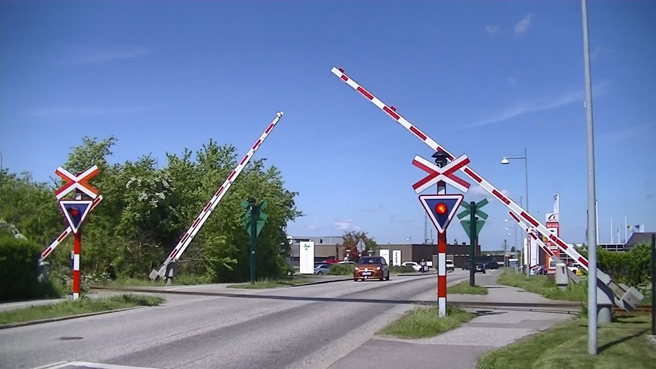 Spoorwegovergang Maribo (DK) // Railroad crossing ...